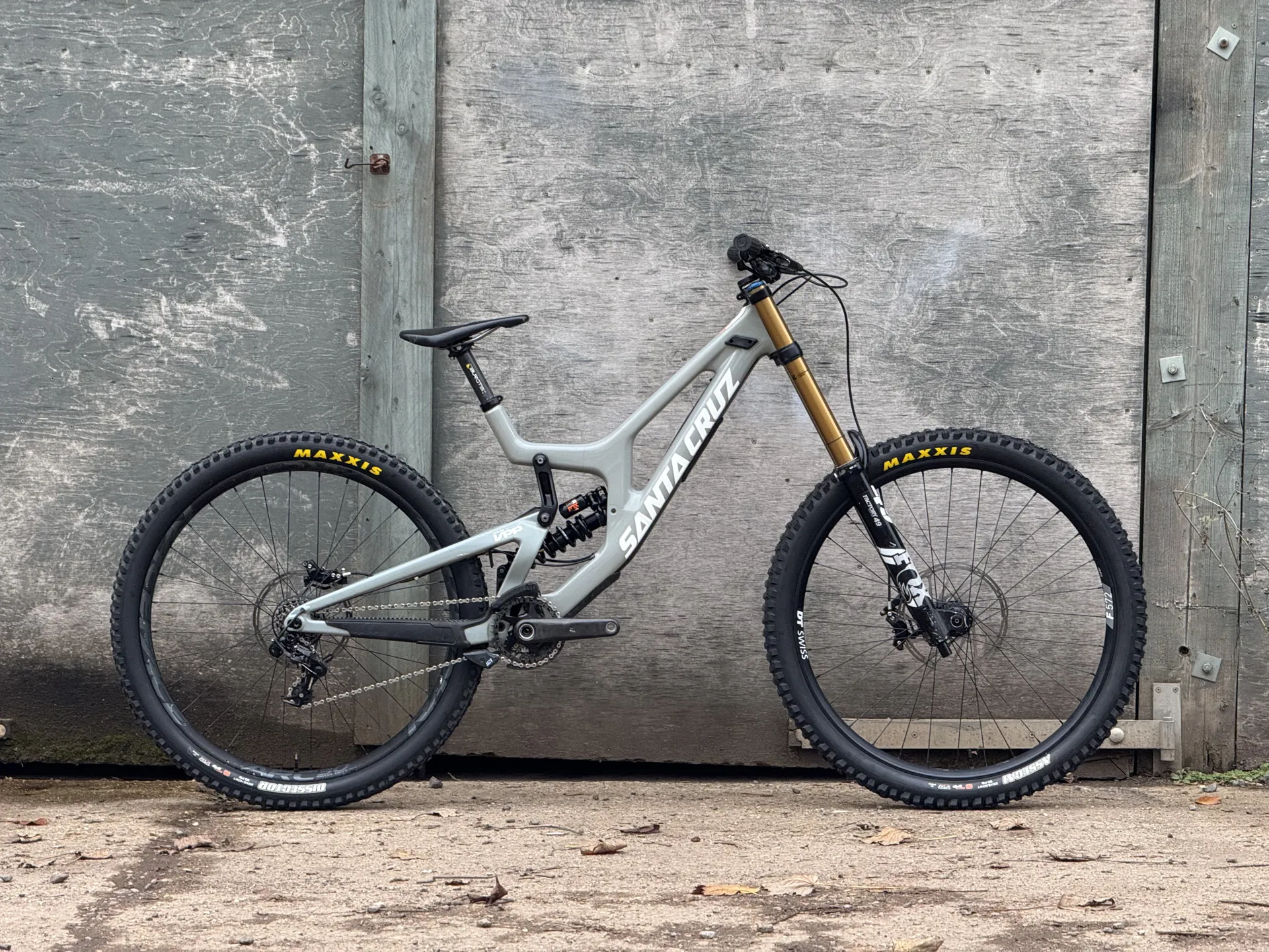 2022 Santa Cruz V10 - Fox factory